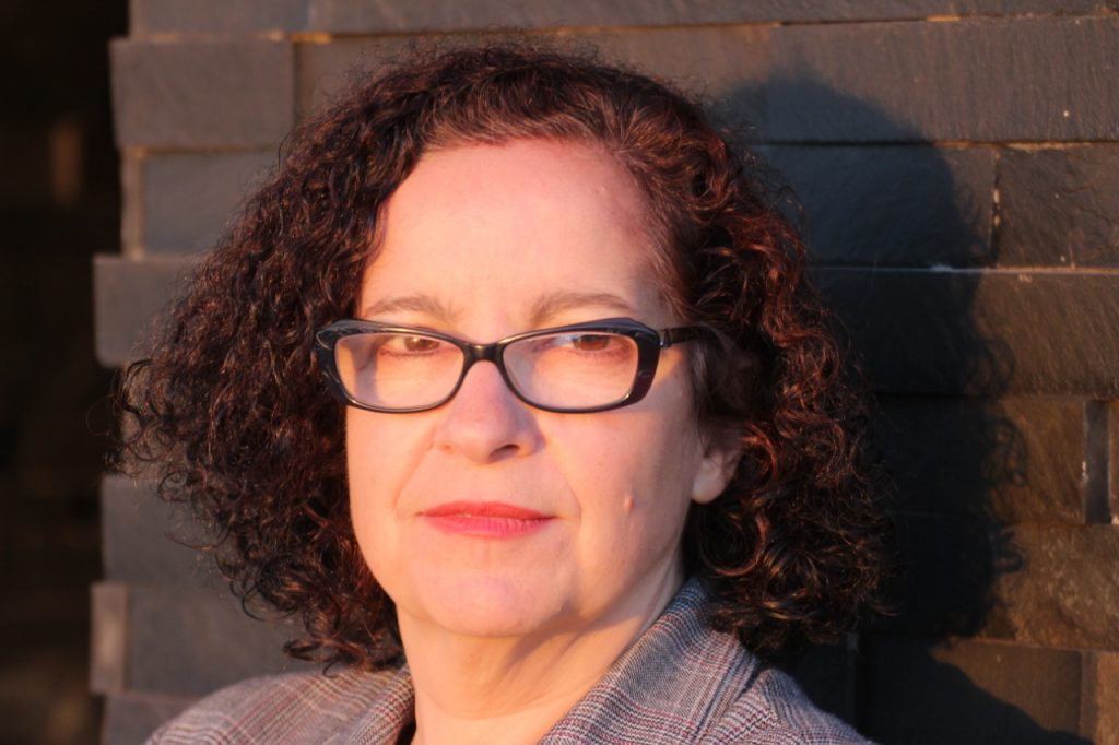 Autora surpreende leitores com redes sociais da protagonista de seu livro